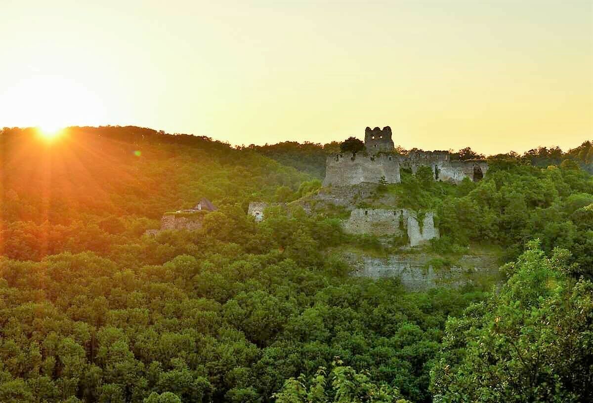 Hrad Čabraď – vzhľad hradu v minulosti a dnes, turistická trasa, povesť